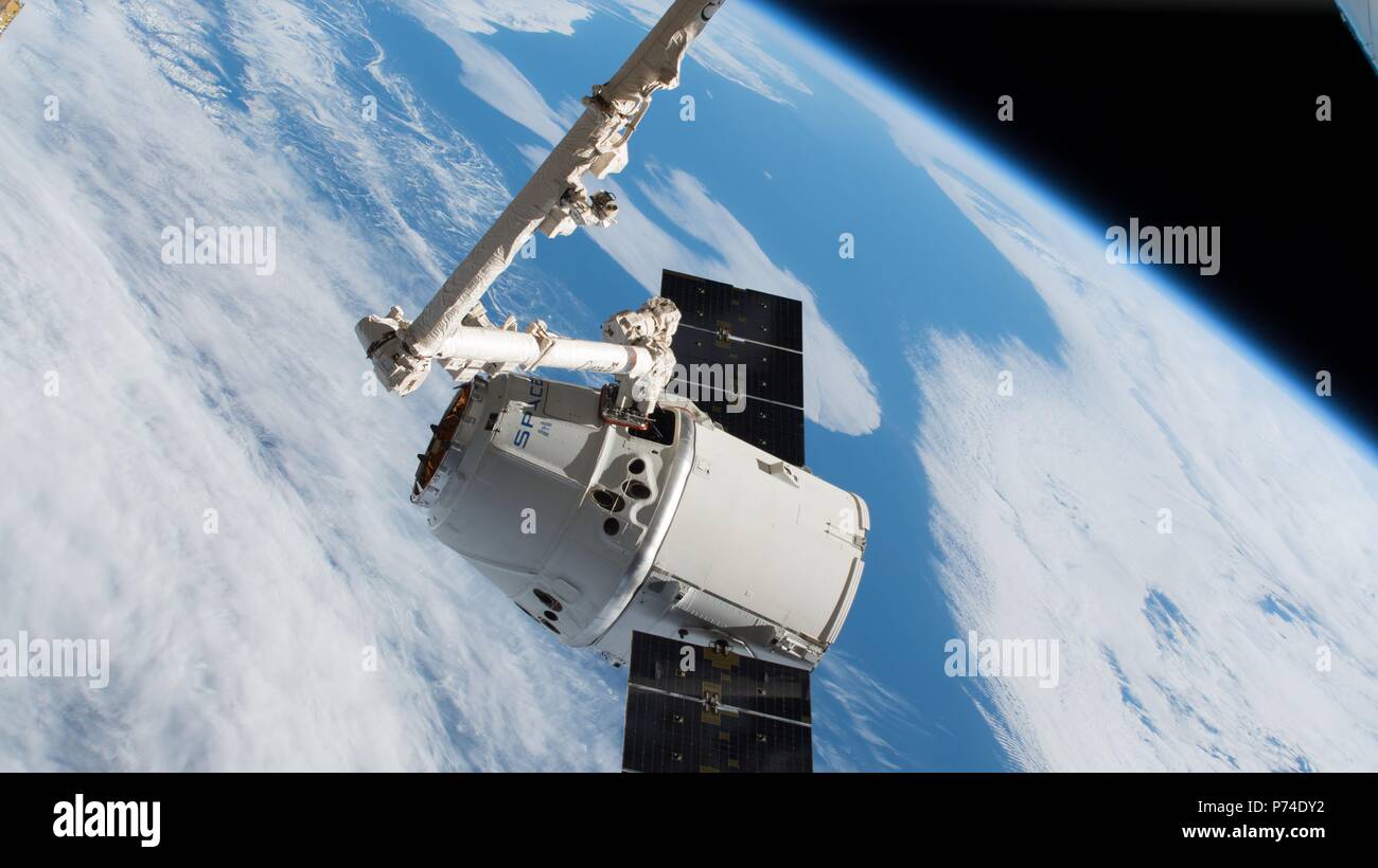 The SpaceX Dragon commercial cargo spaceship is grappled by the ...