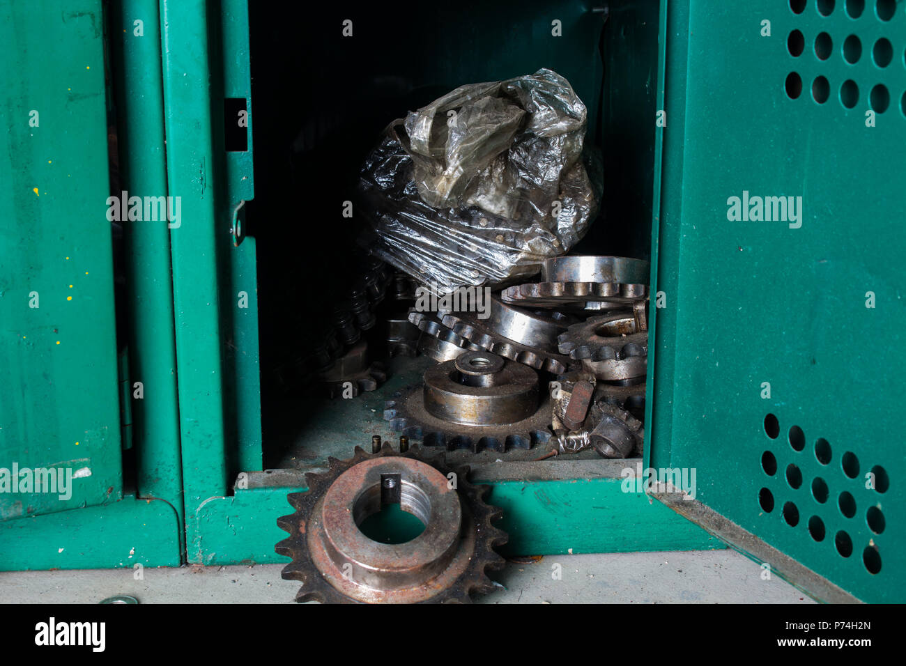 Gear box cogs hi-res stock photography and images - Alamy