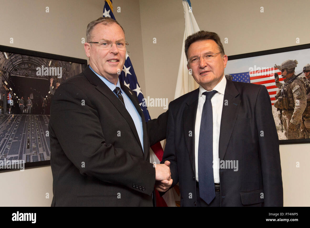 Us secretary o defence hi-res stock photography and images - Alamy