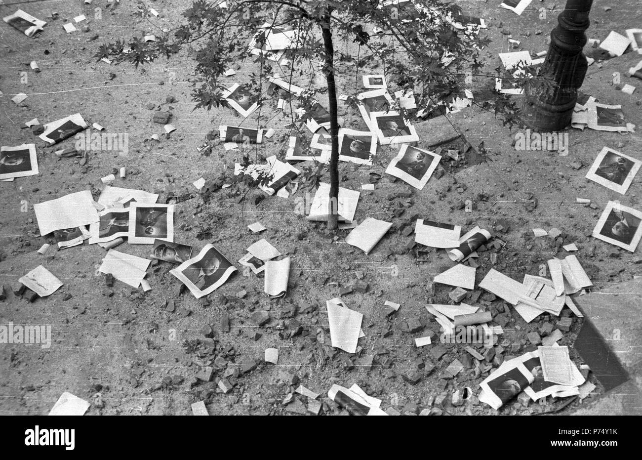 English: Warsaw Uprising: Photos of Hitler scattered on Marszakowska ...