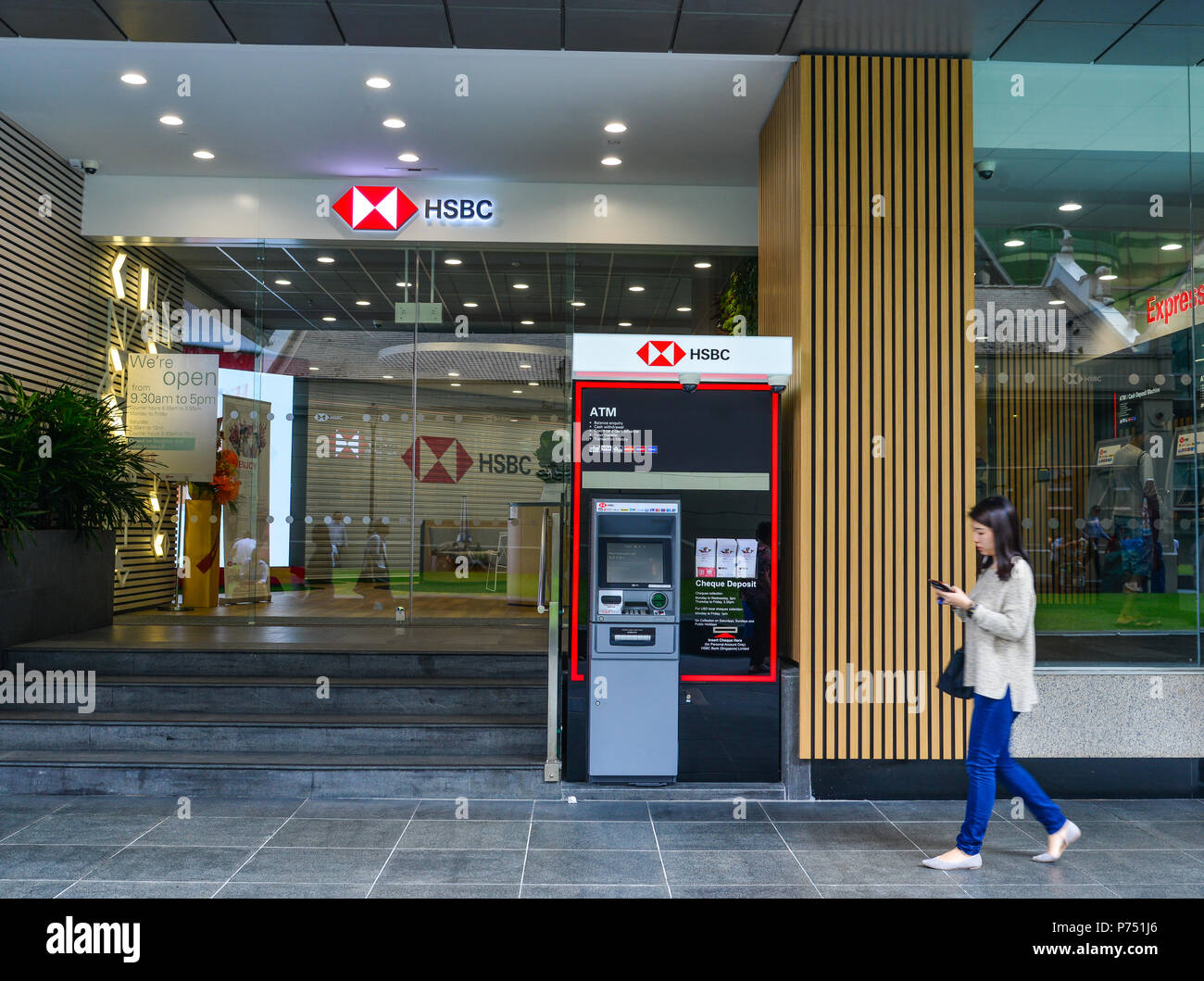 Hsbc debit card hi-res stock photography and images - Alamy