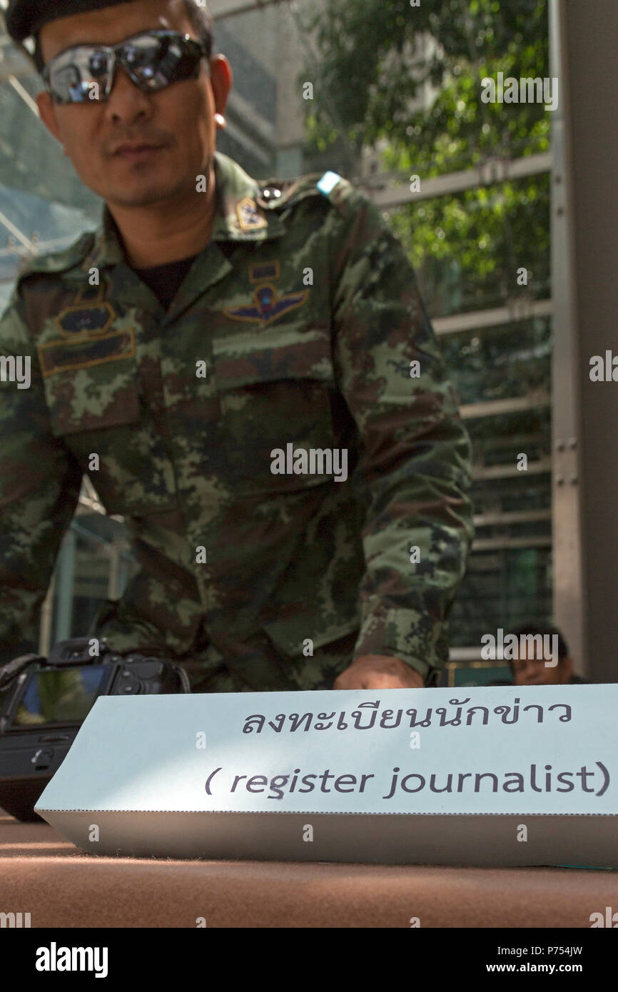 Military journalist hi-res stock photography and images - Alamy