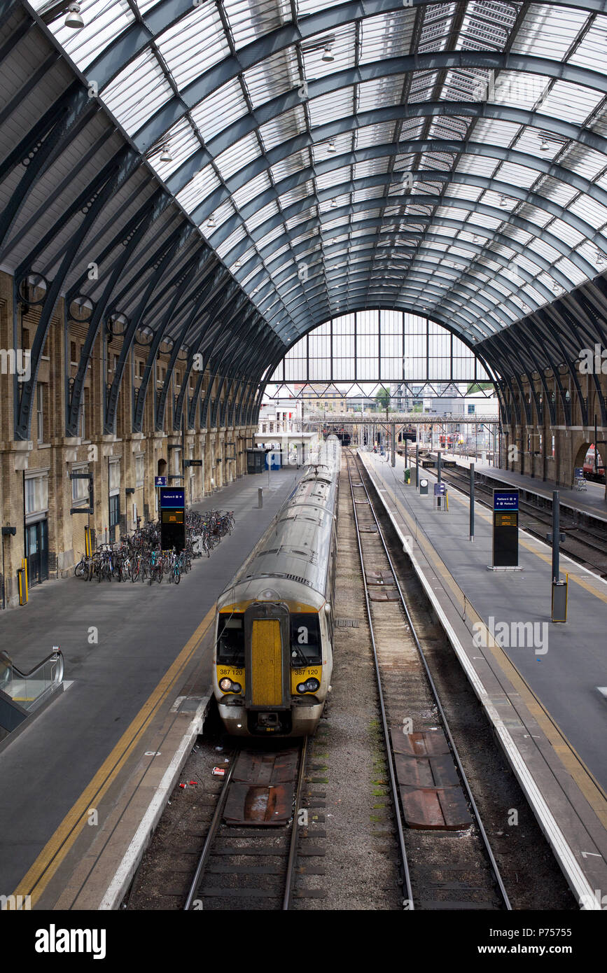London Kings Cross railway station platform and train Stock Photo - Alamy London Kings Cross railway station platform and train Stock Photo - Alamy