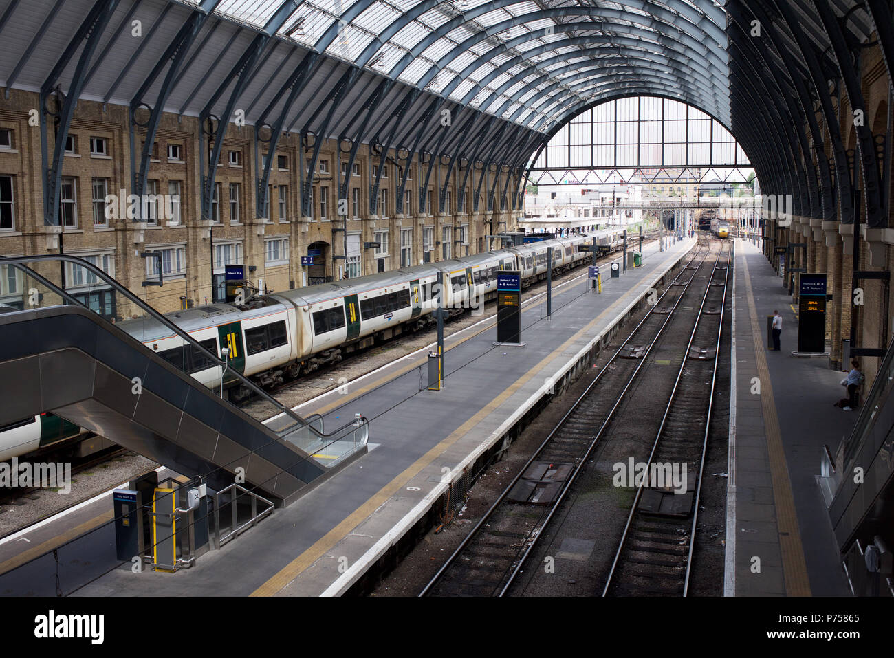 London Kings Cross railway station platform and train Stock Photo - Alamy London Kings Cross railway station platform and train Stock Photo - Alamy