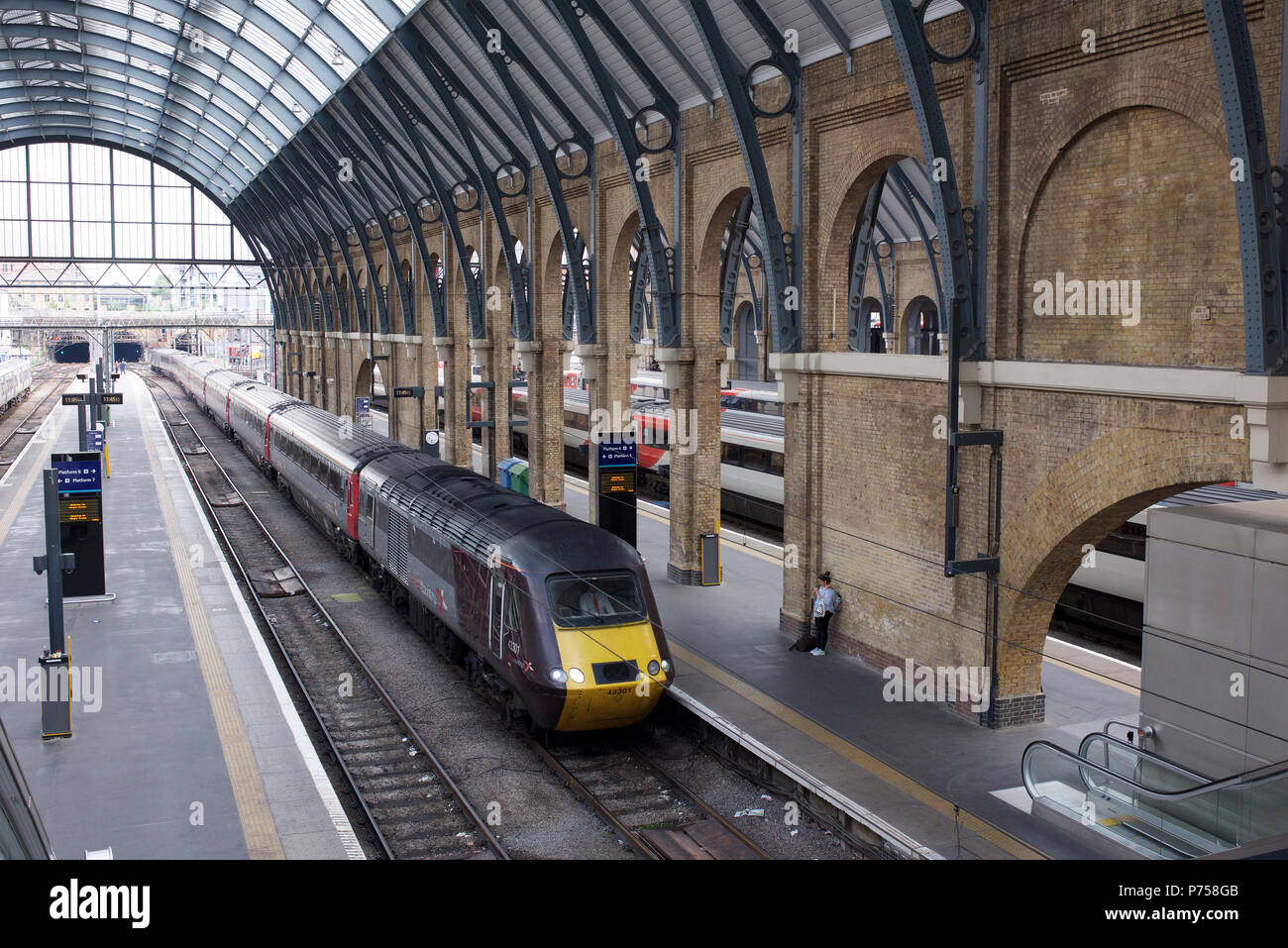 London Kings Cross railway station platform and train Stock Photo - Alamy