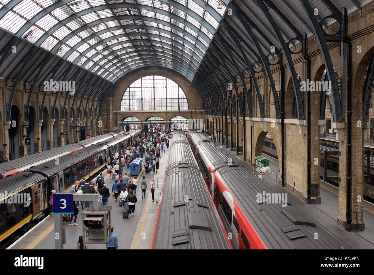 London Kings Cross railway station platform and train Stock Photo - Alamy