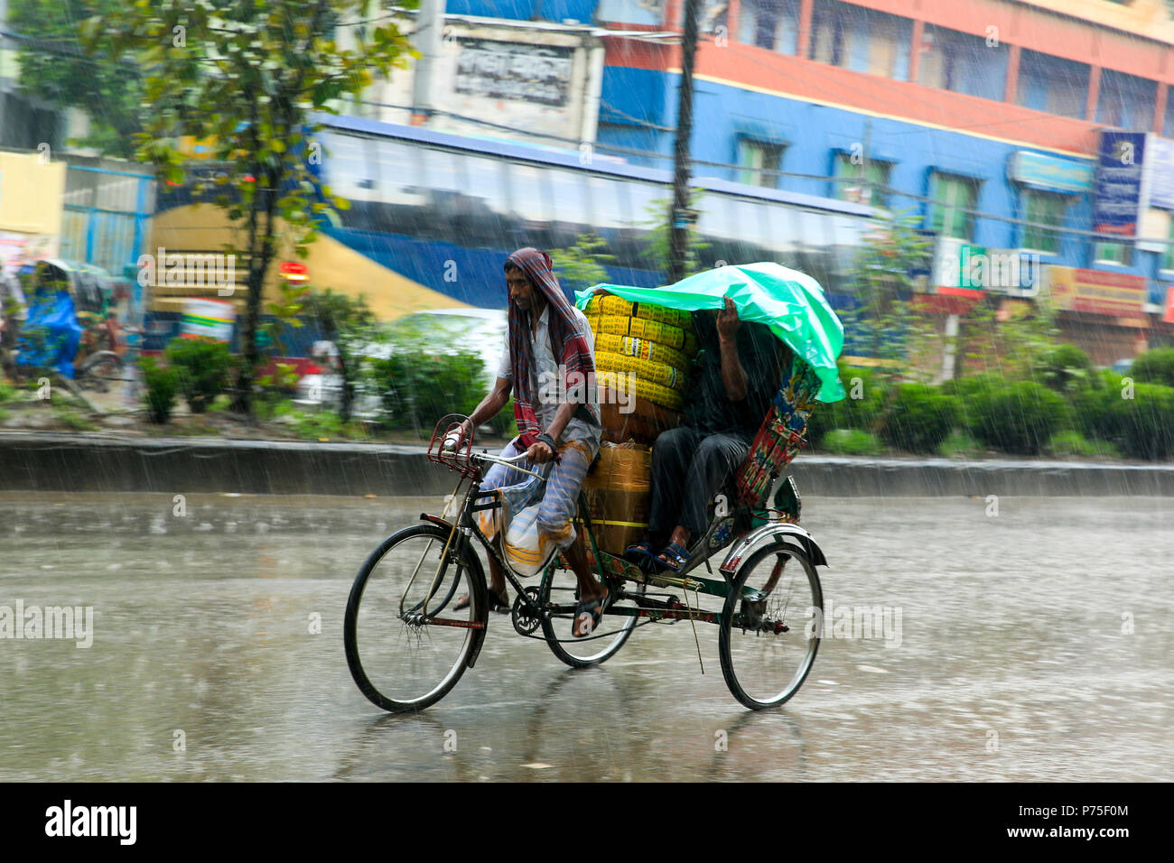 Rickshaw driver in dhaka bangladesh hi-res stock photography and images ...