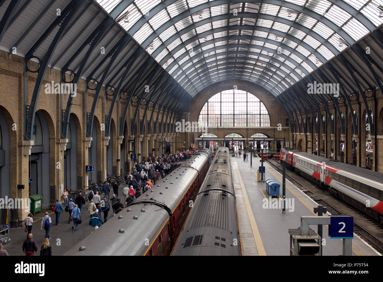 London Kings Cross railway station platform and train Stock Photo - Alamy