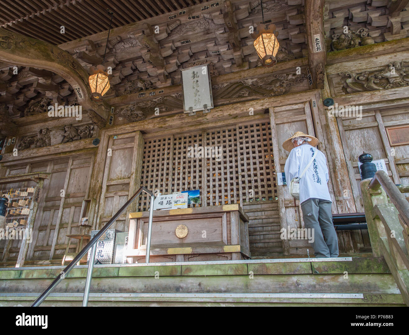 Henro pilgrim praying, Tairyuji, temple 21, Shikoku 88 temple ...