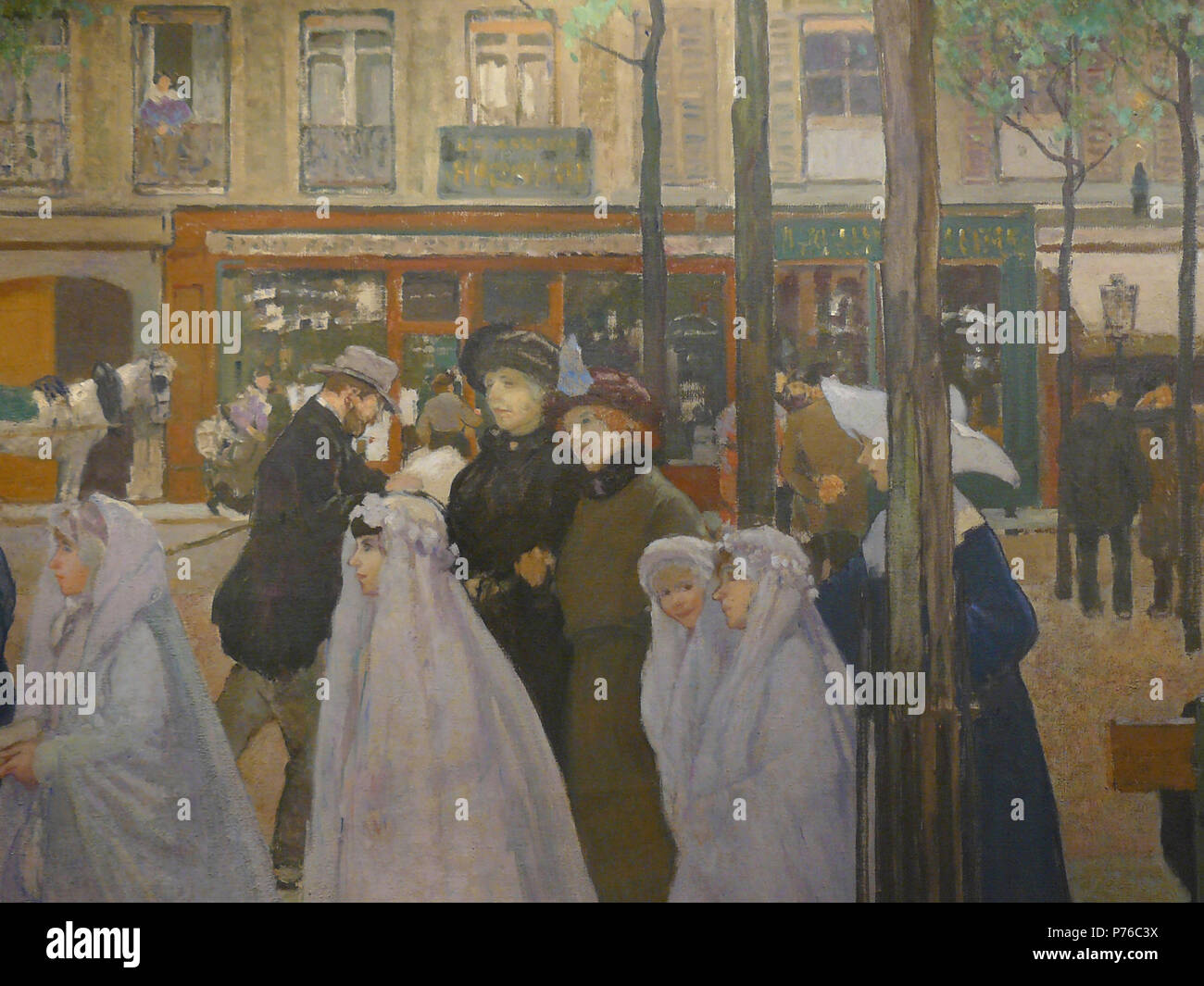 Français : - Detail 02 - Passants et communiantes marchant dans une rue ...