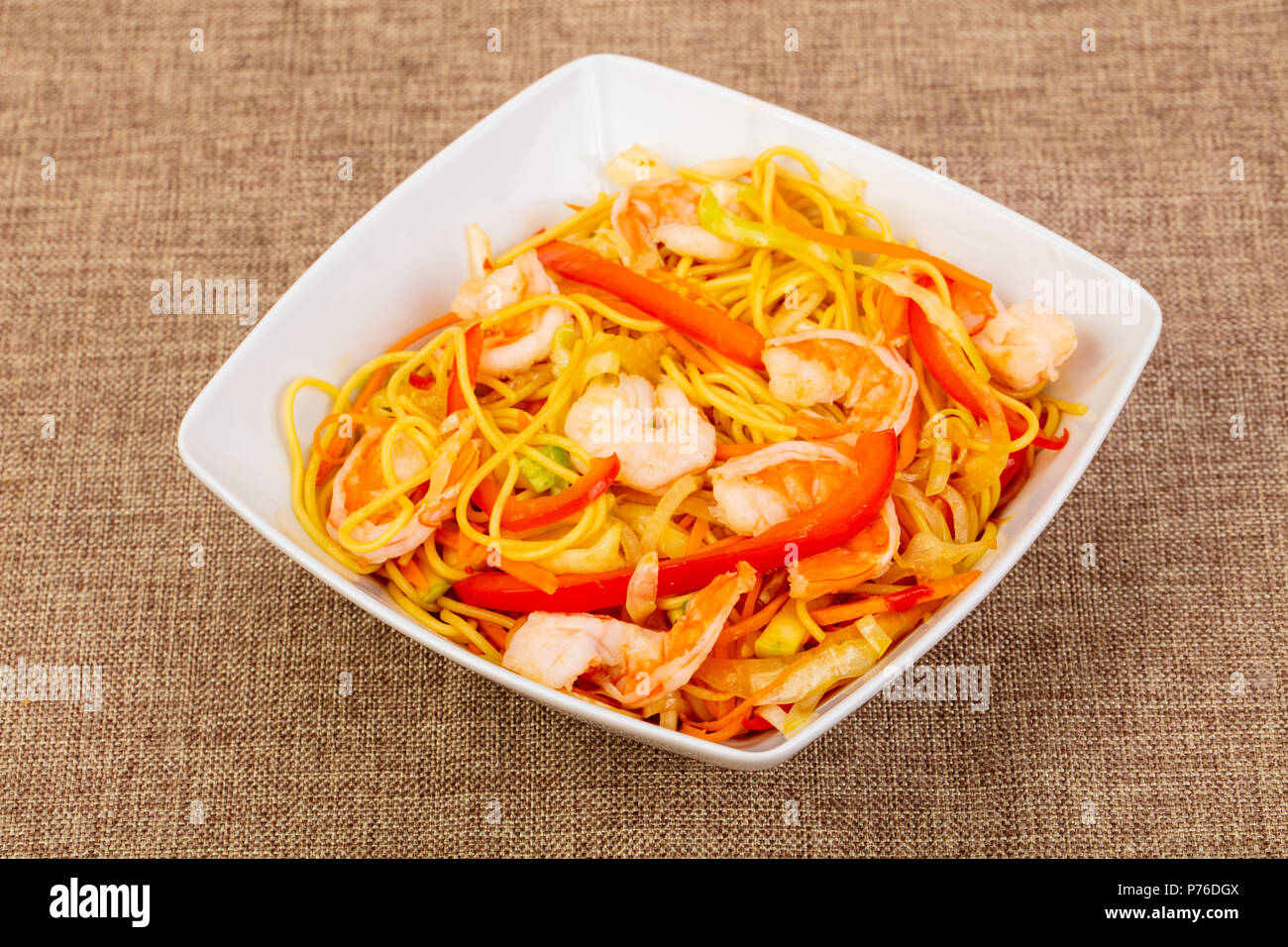 Wook noodle with prawn, vegetables and spices Stock Photo - Alamy