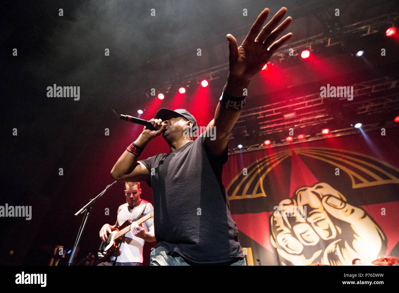 Chuck d rapper hi-res stock photography and images - Alamy