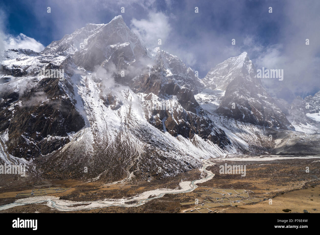 Pheriche village mount everest mountain hi-res stock photography and ...