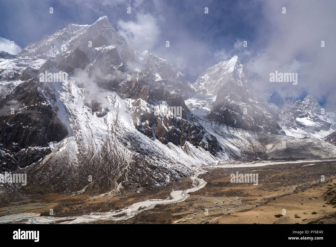 Pheriche village mount everest mountain hi-res stock photography and ...