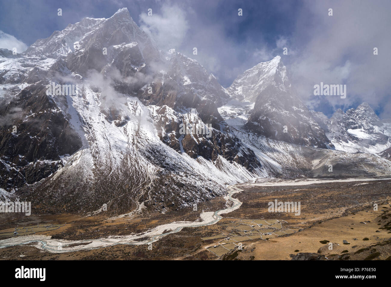 Pheriche village mount everest mountain hi-res stock photography and ...