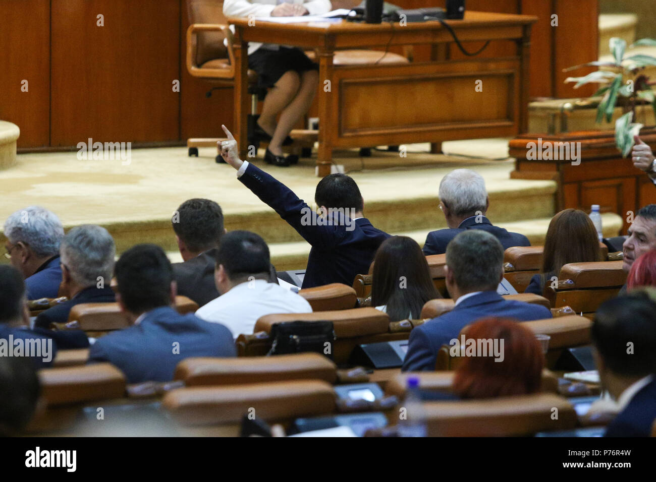 Hand signals speech hi-res stock photography and images - Alamy