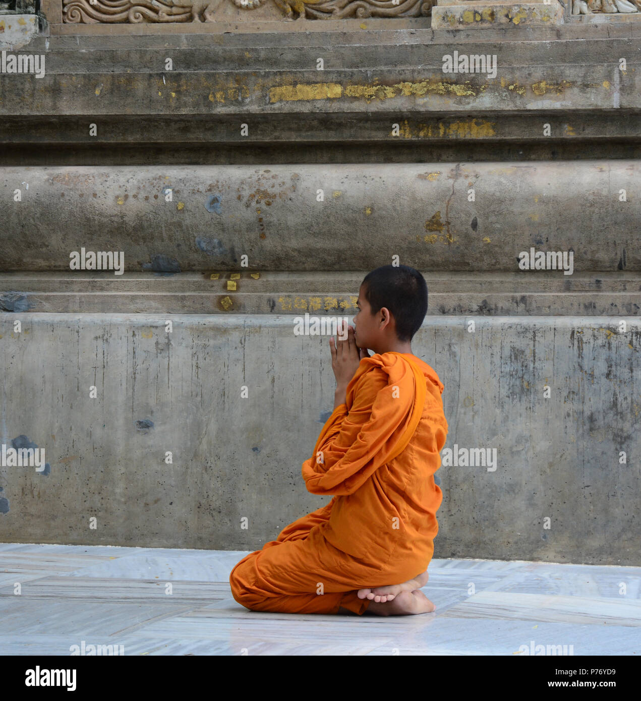 Novice monks praying hi-res stock photography and images - Alamy