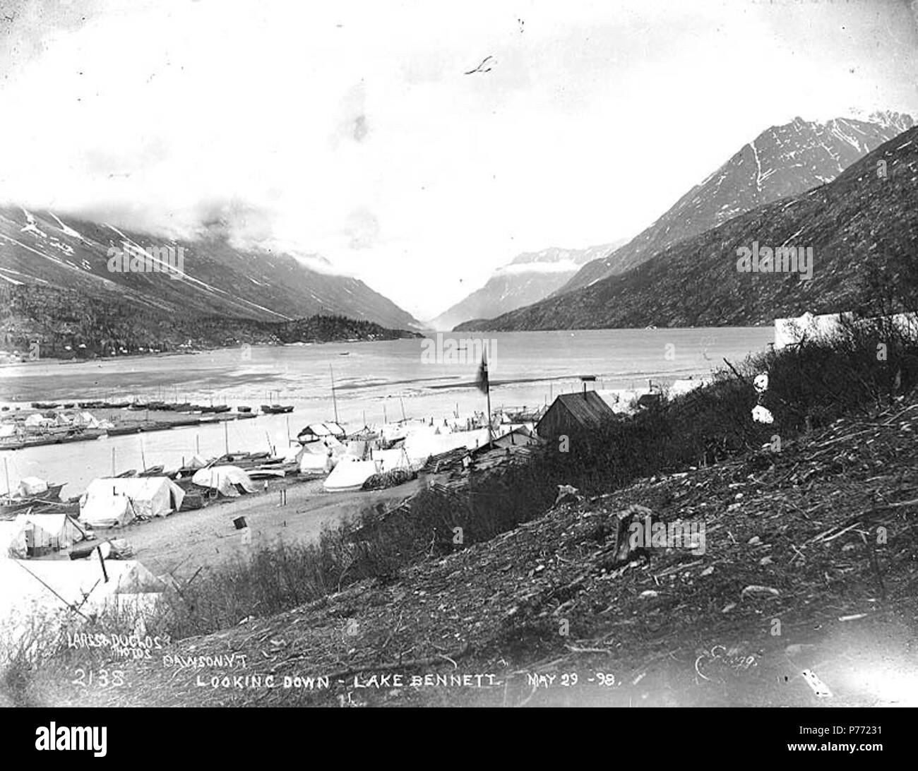 . English: Bennett Lake showing tent settlement of Bennett to the left ...