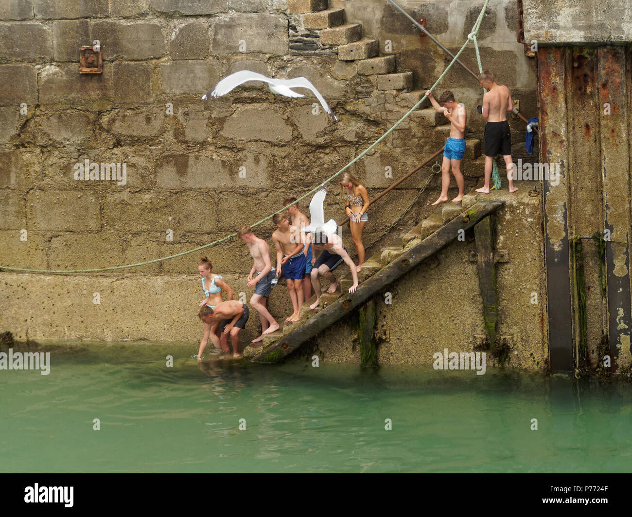 Teenagers canoeing uk hi-res stock photography and images - Alamy
