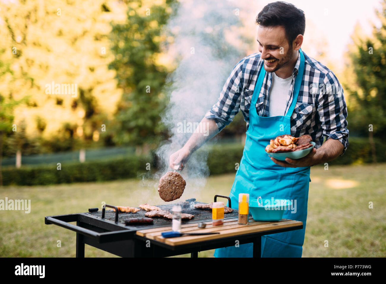 Barbecue people smiling hi-res stock photography and images - Alamy