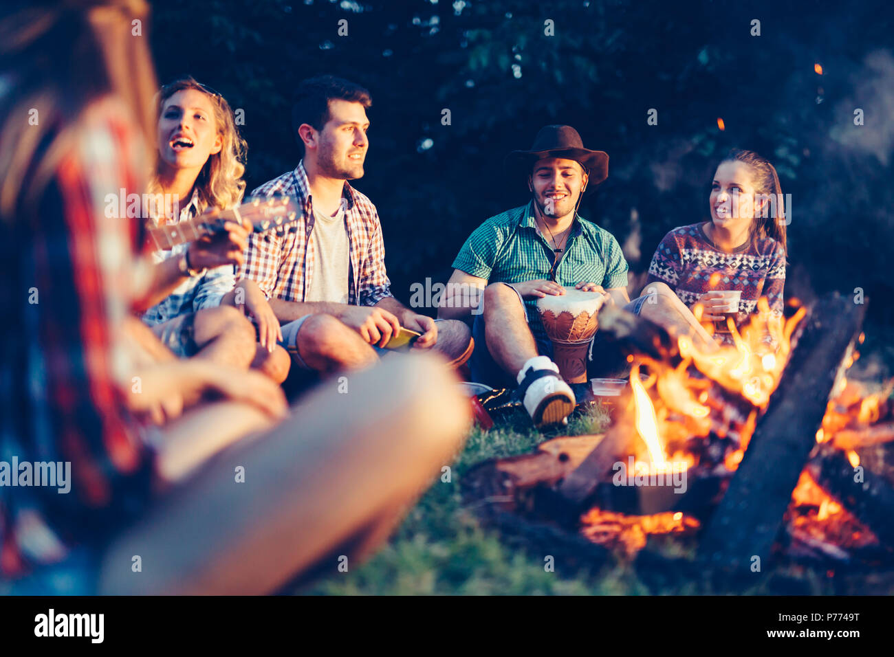Campfire group night hi-res stock photography and images - Alamy