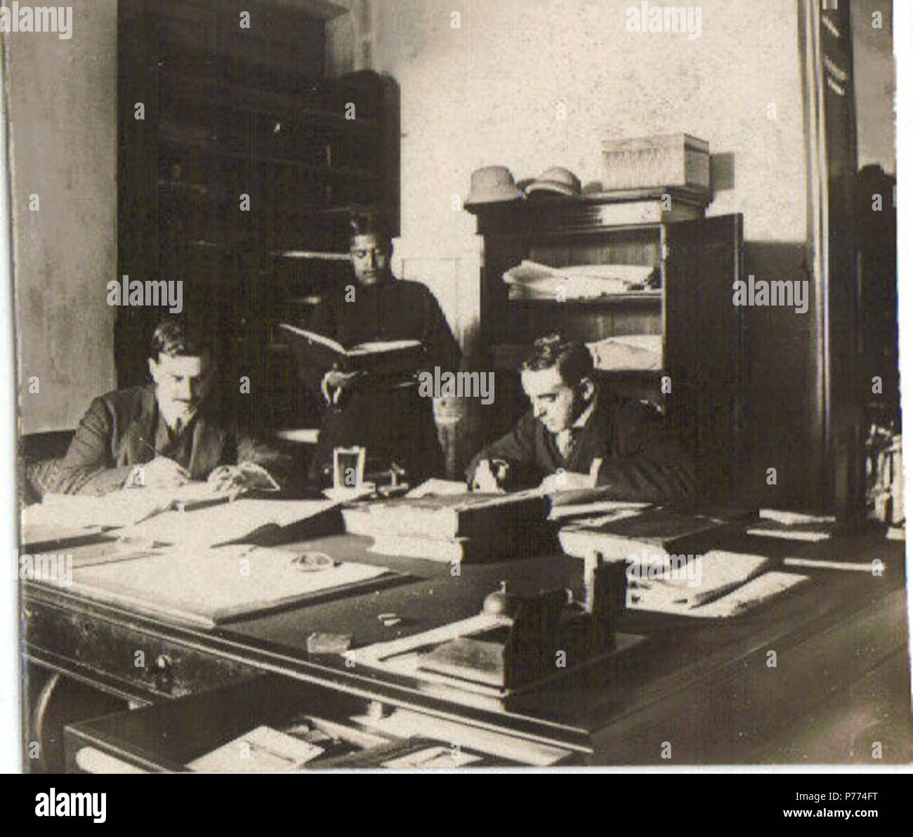 English: Merchant's Office, Calcutta. circa 1903 9 Merchant's Office ...