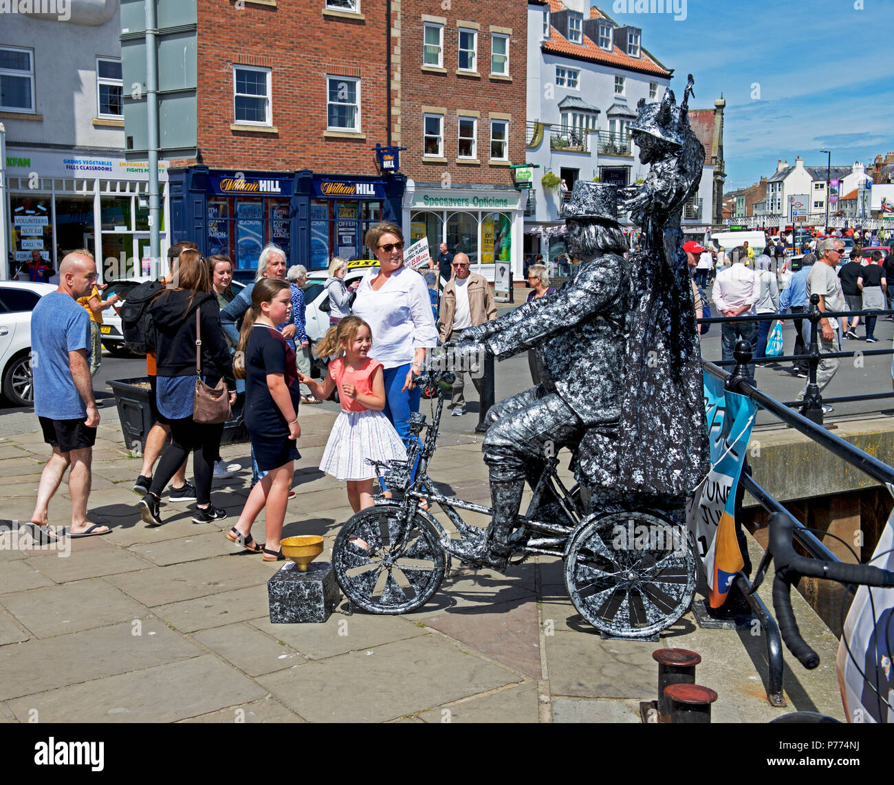 Living statue street performer hi-res stock photography and images - Alamy