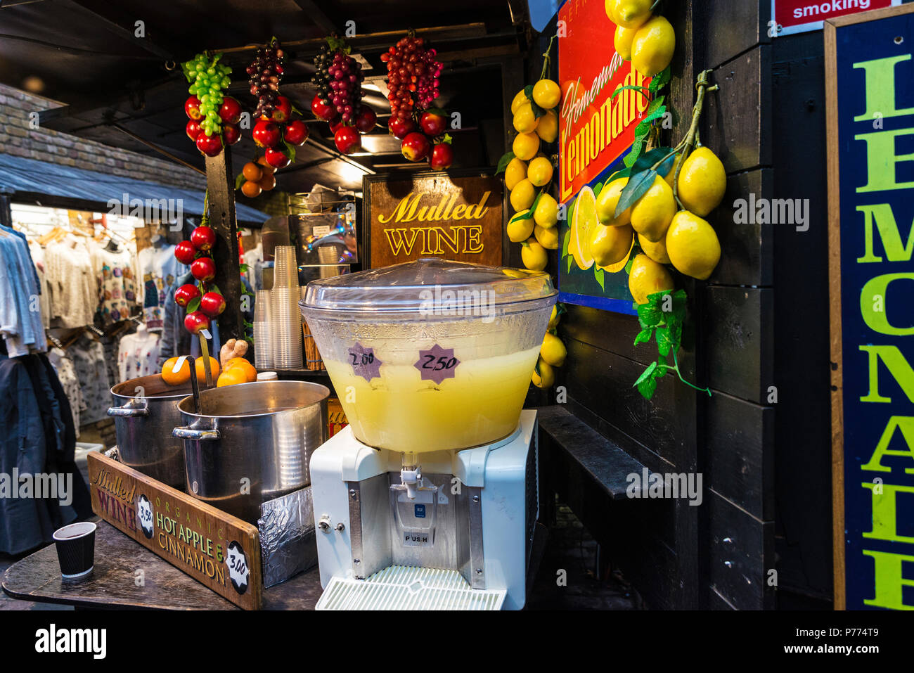 Fruit juice stand hi-res stock photography and images - Alamy