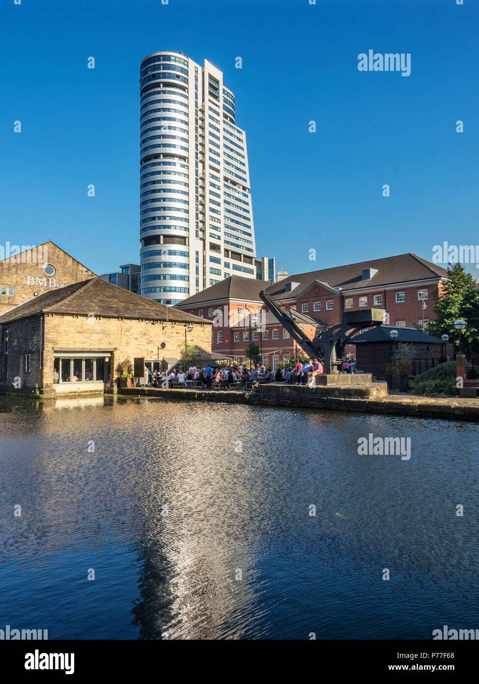 Leeds granary wharf people hi-res stock photography and images - Alamy