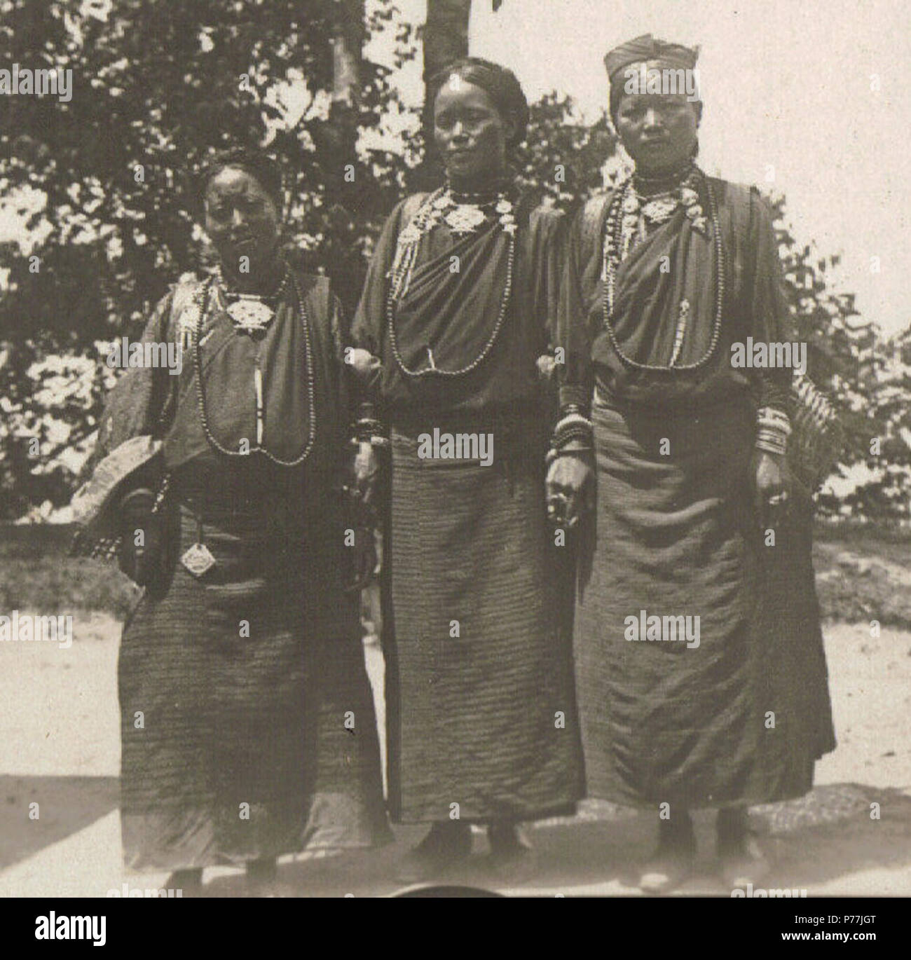English: Sikkim Bhutia women . circa 1903 12 Sikkim Bhutia women (c ...