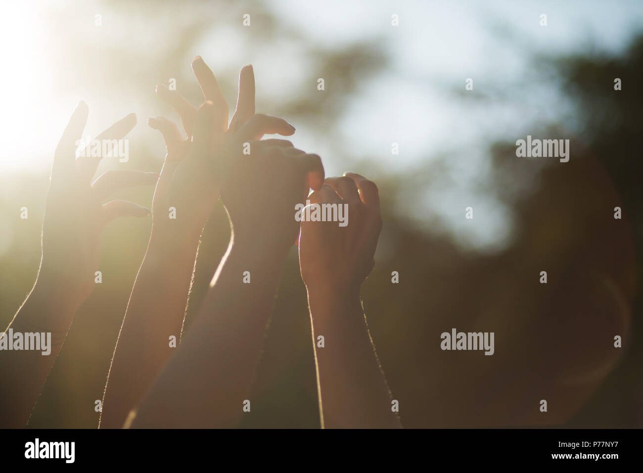 Hands frame sun hi-res stock photography and images - Alamy