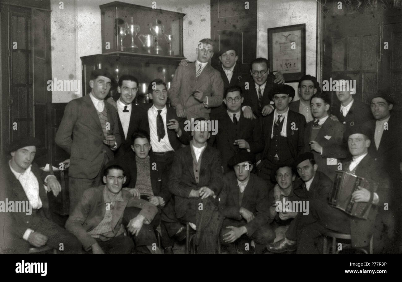 28 El pelotari Atano III rodeado de personas durante una celebración (1 ...