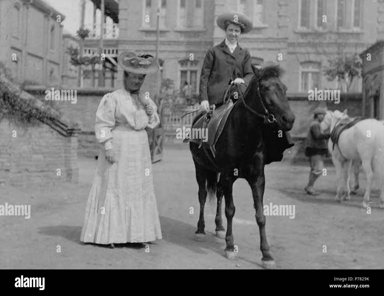 . English: Mrs. Ragsdale and Effie Ragsdale, 1906 . English: PH Coll ...