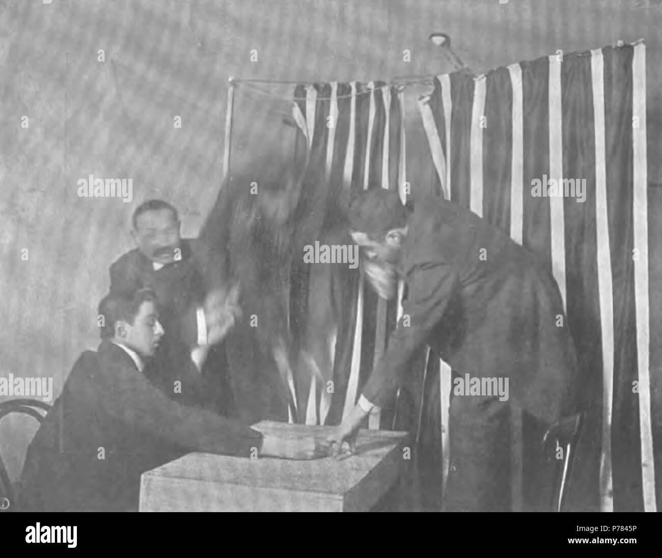 Seance 1920s hi-res stock photography and images - Alamy