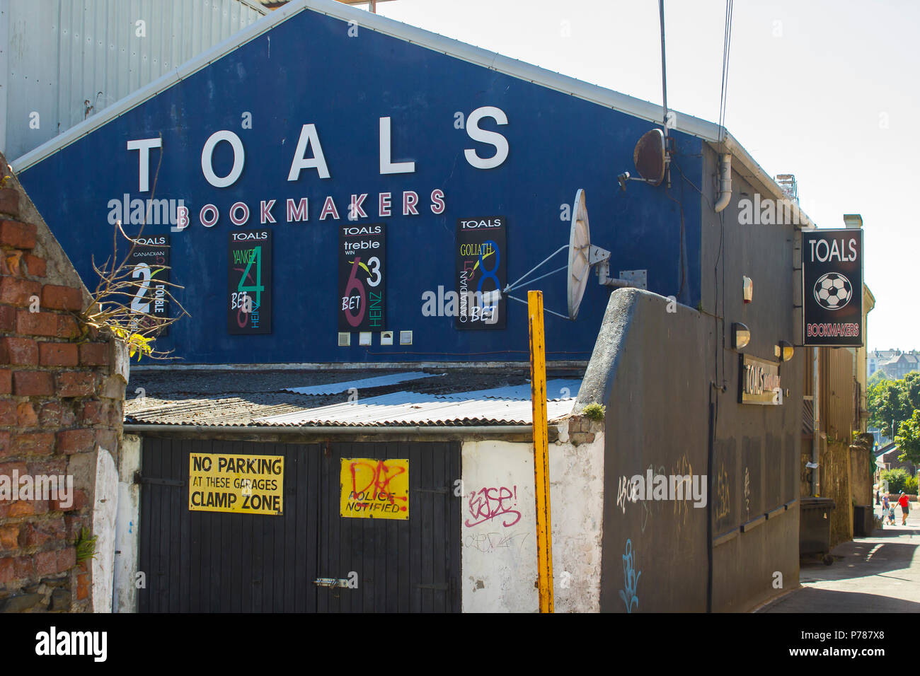 Toals bookmakers sign hi-res stock photography and images - Alamy