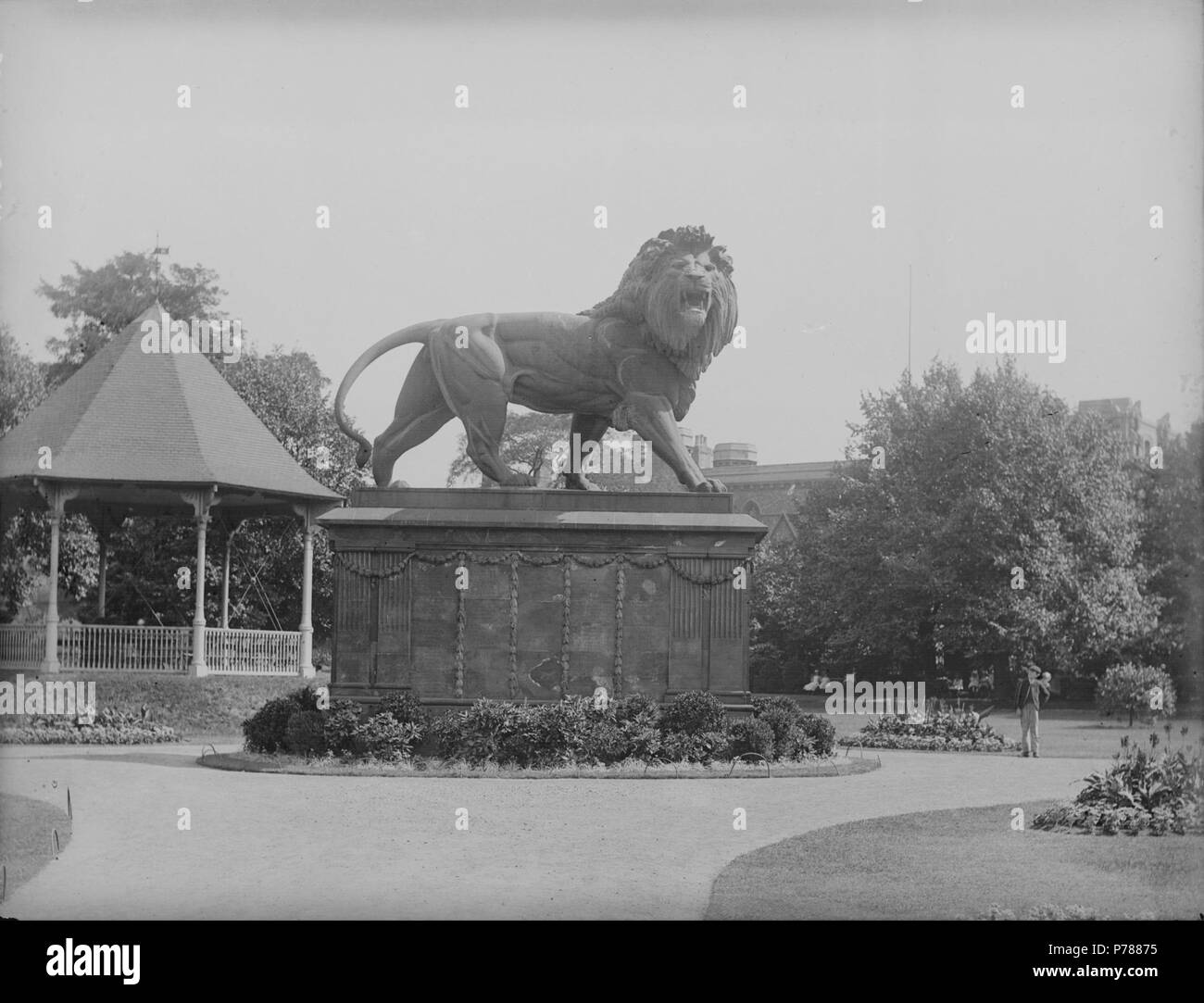 English: Forbury Gardens, Reading. The bandstand, and the Maiwand ...