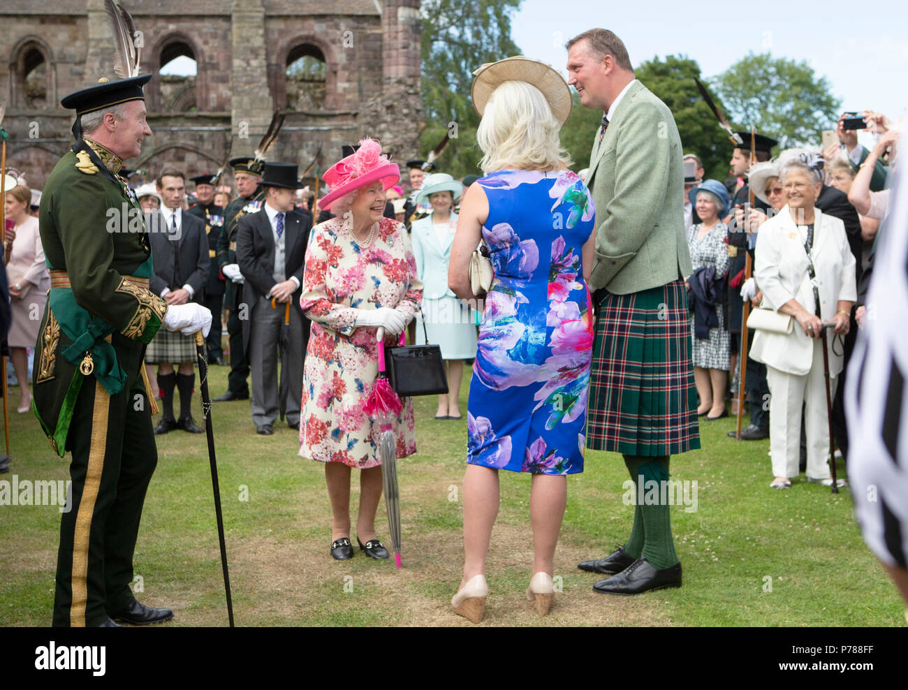 Queen Elizabeth II meets former Scotland ruby player Doddie Weir and ...