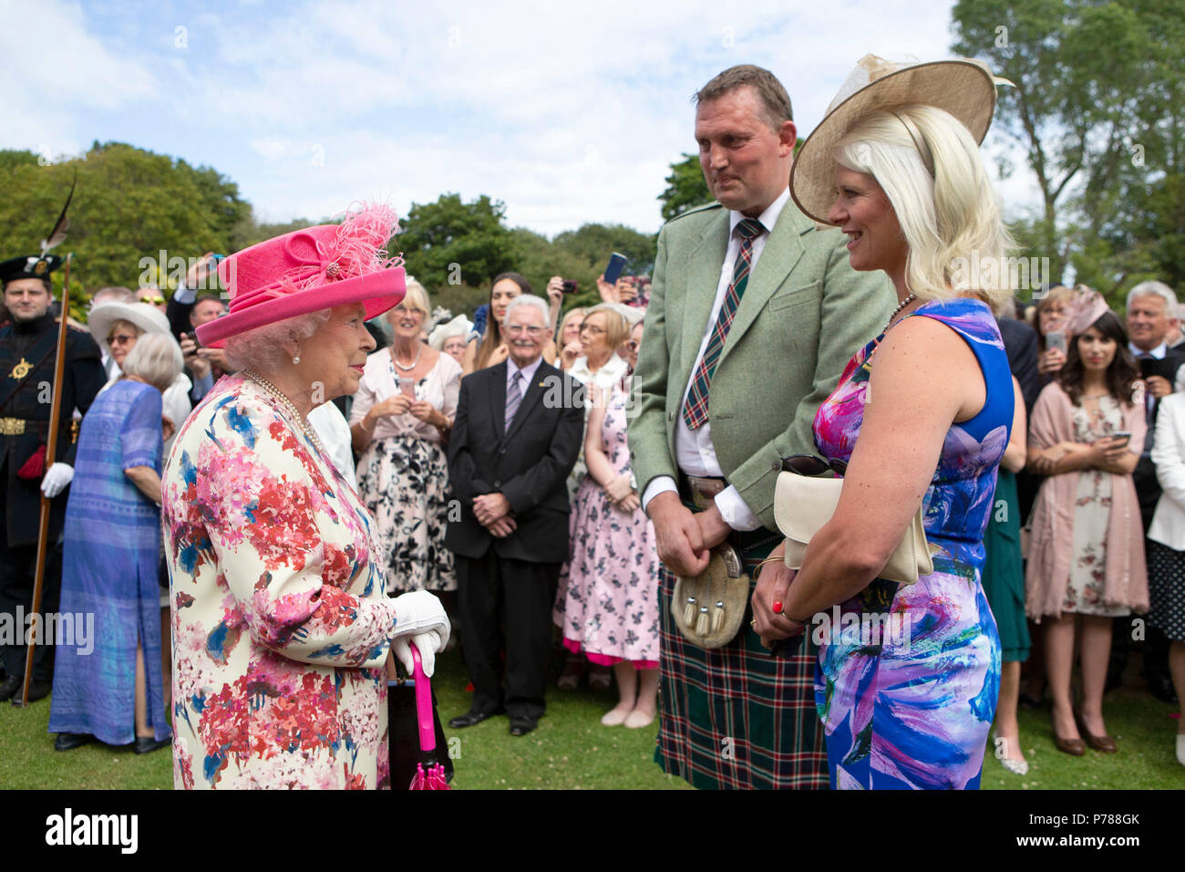 Queen Elizabeth II meets former Scotland ruby player Doddie Weir and ...