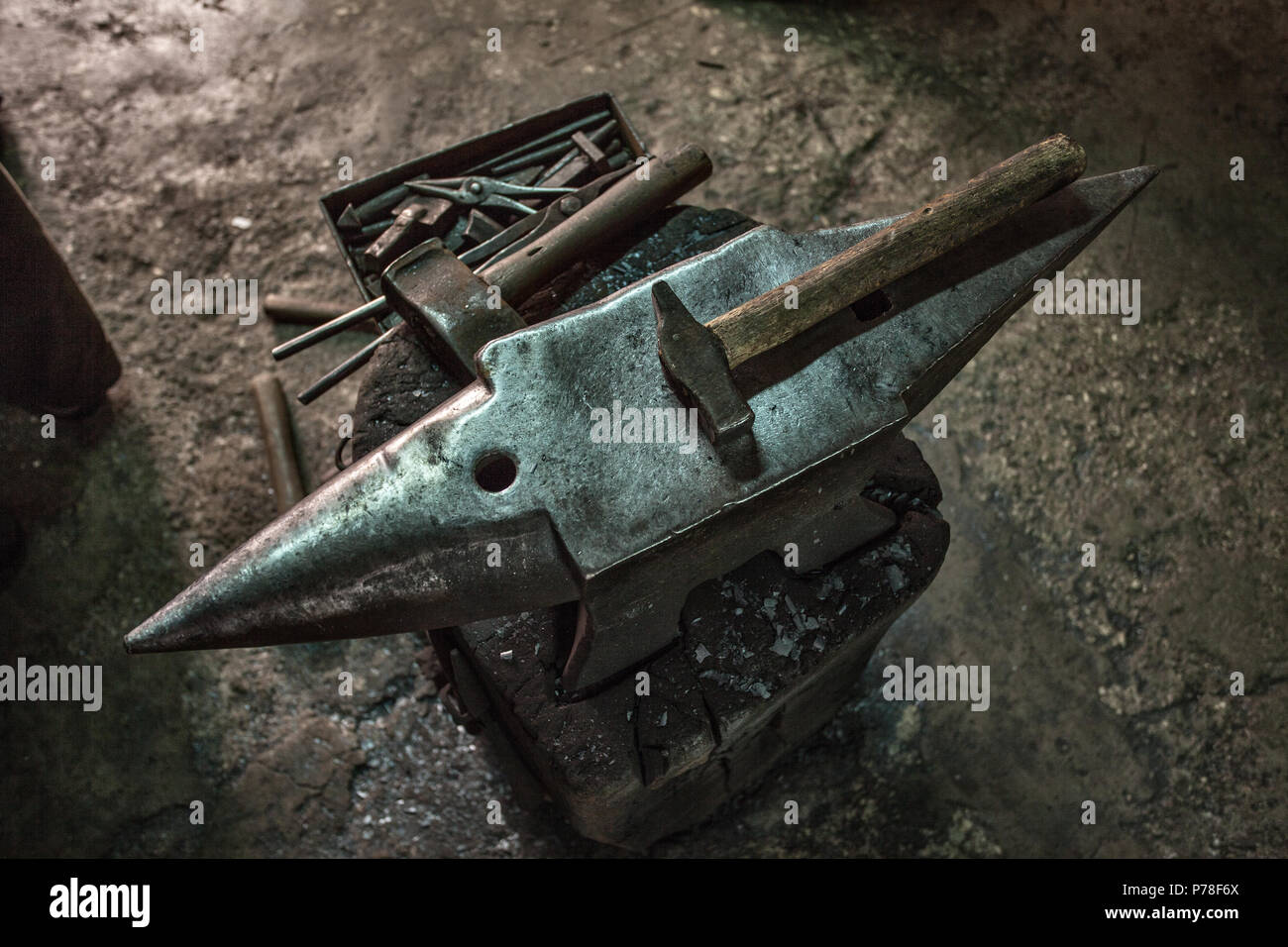 Anvil hi-res stock photography and images - Alamy