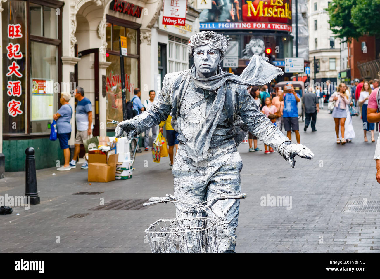 Living statue london hi-res stock photography and images - Alamy