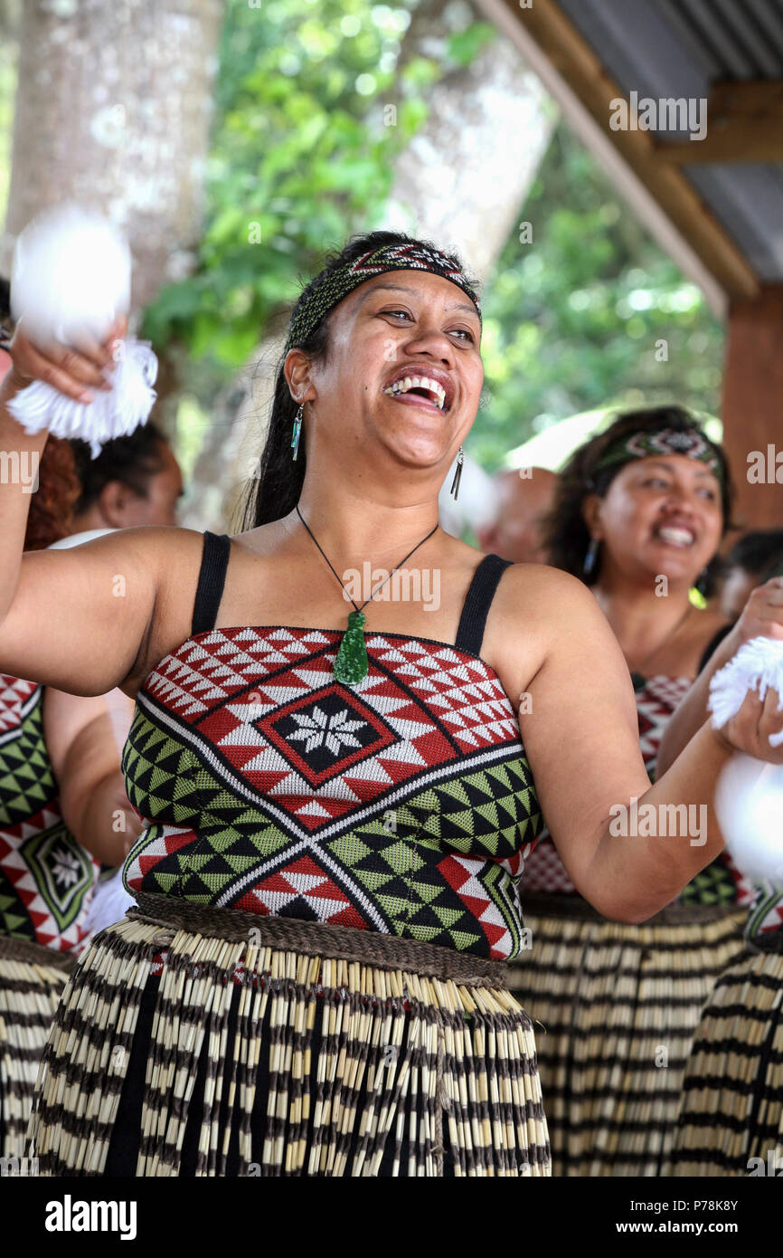 Maori women dancing hi-res stock photography and images - Alamy