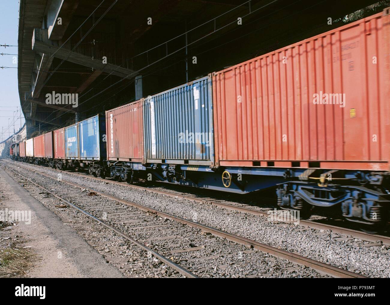 Tren mercancías cargado con CONTENEDORES Stock Photo - Alamy