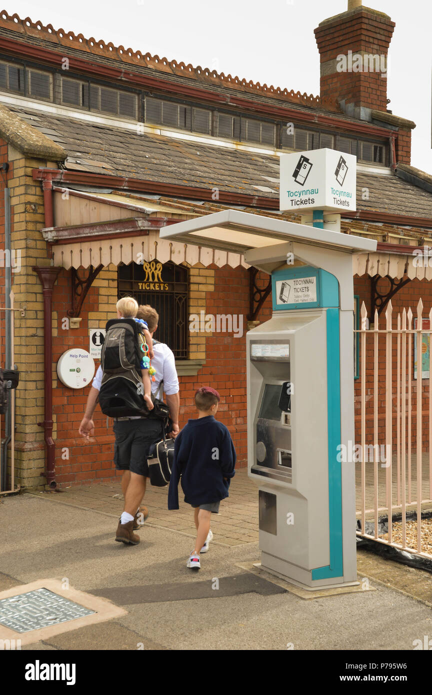 Platform ticket machine hi-res stock photography and images - Alamy