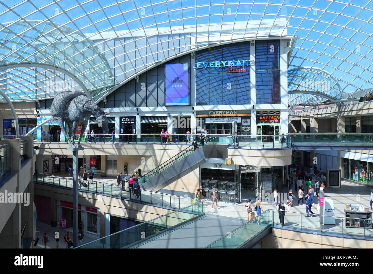 Leeds glass roof shopping centre hi-res stock photography and images ...