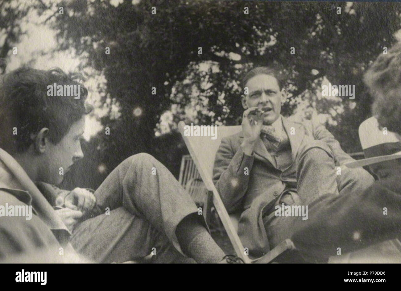 English: Lord David Cecil (left) and T. S. Eliot, photographed in 1923 ...