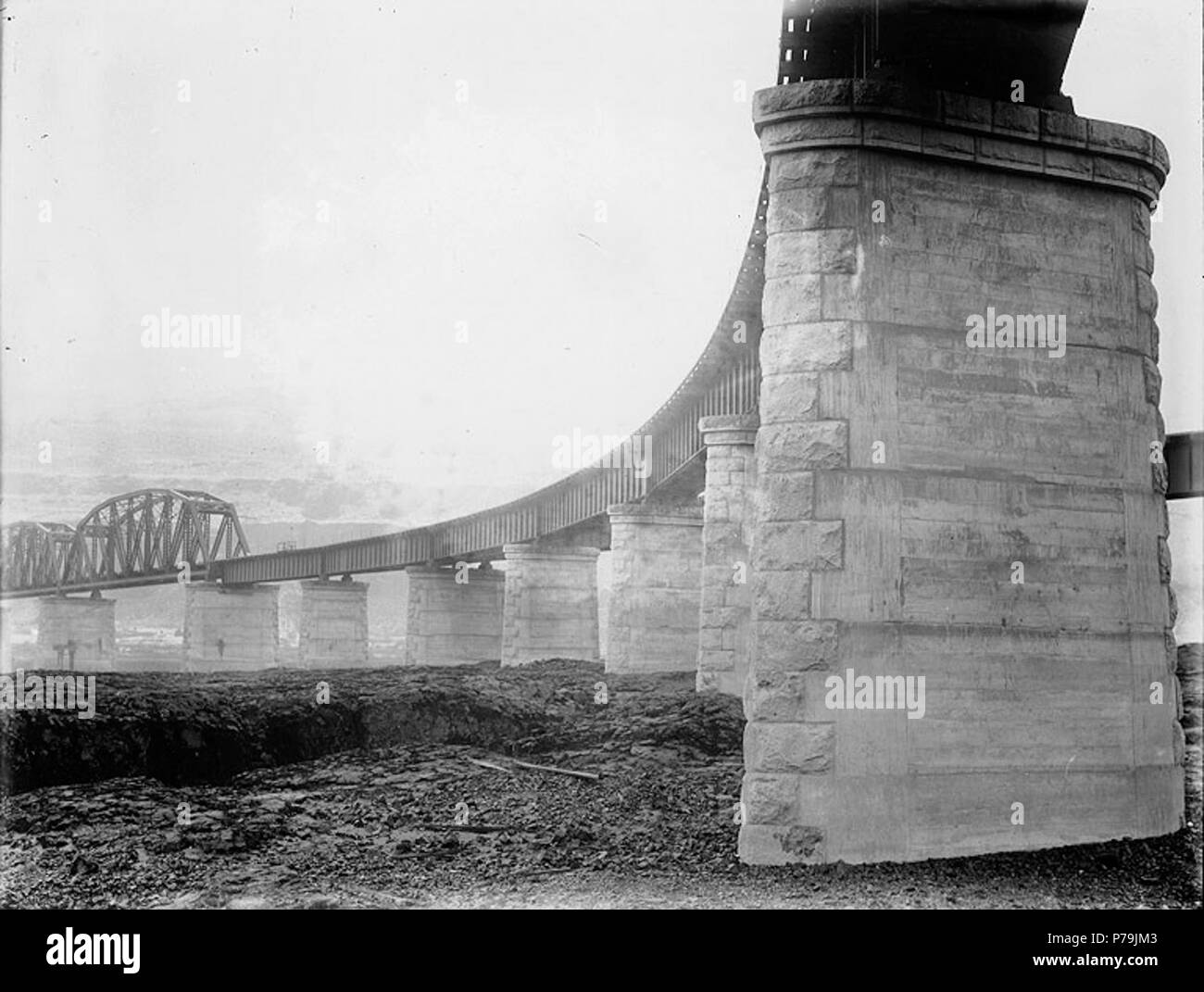 . English: Oregon Trunk Railway bridge across the Columbia River at ...
