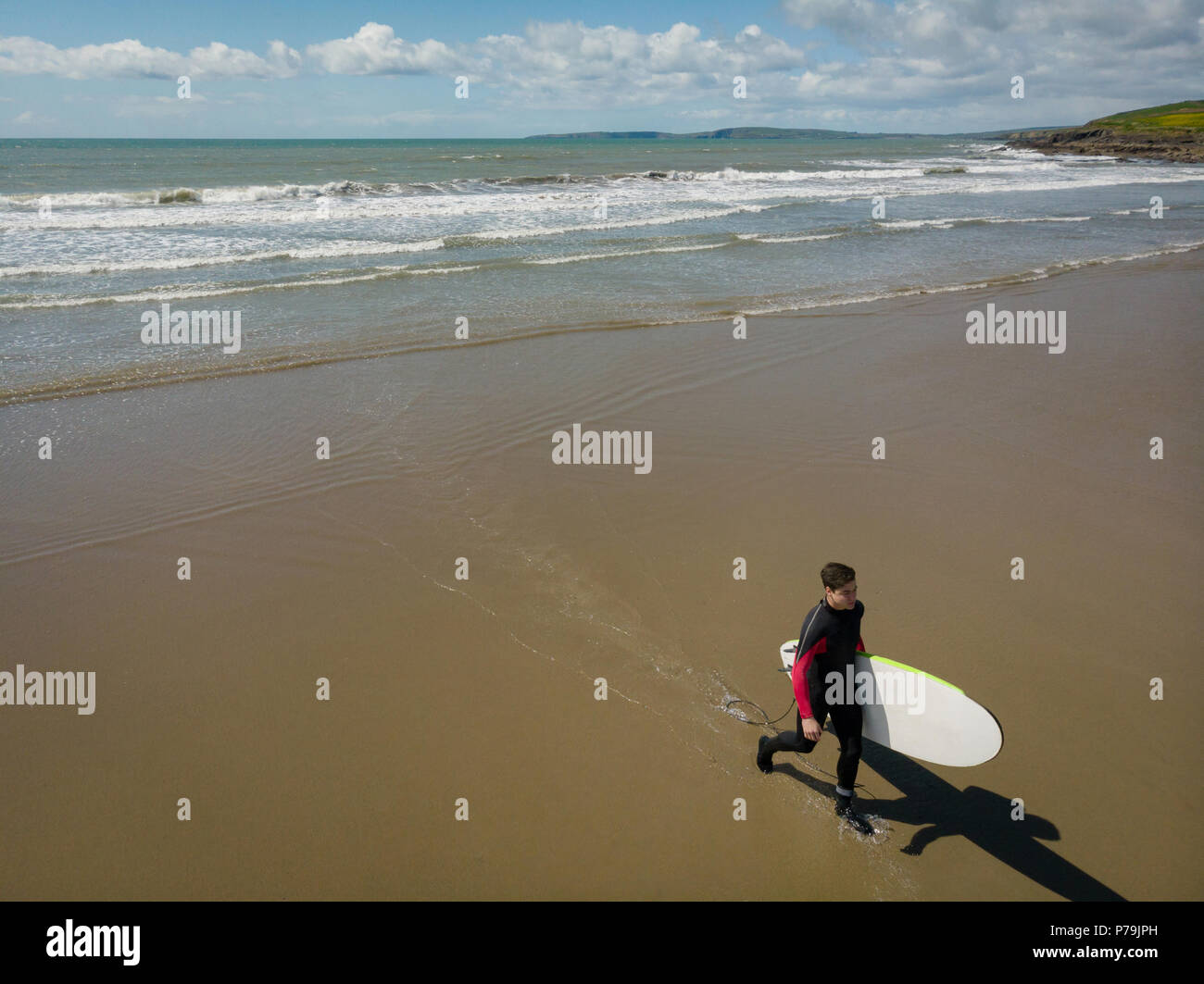 Walking surfer on beach hi-res stock photography and images - Alamy