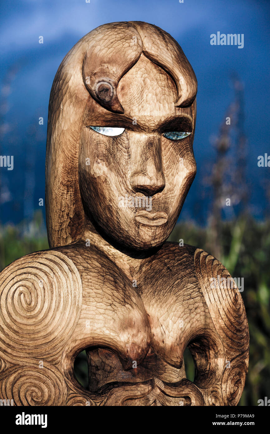 Maori carving Pou Whenua by artist Sunnah Thompson at Mercer Bay in ...