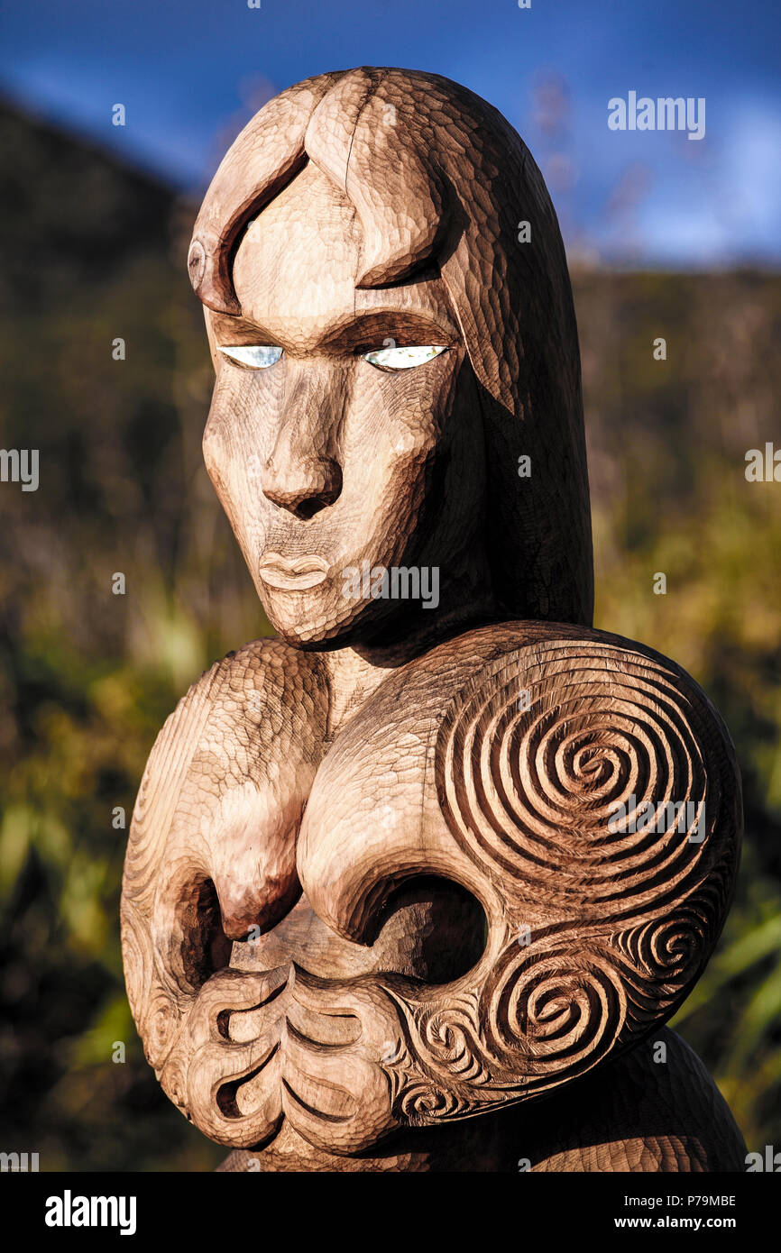 Maori carving Pou Whenua by artist Sunnah Thompson at Mercer Bay in ...