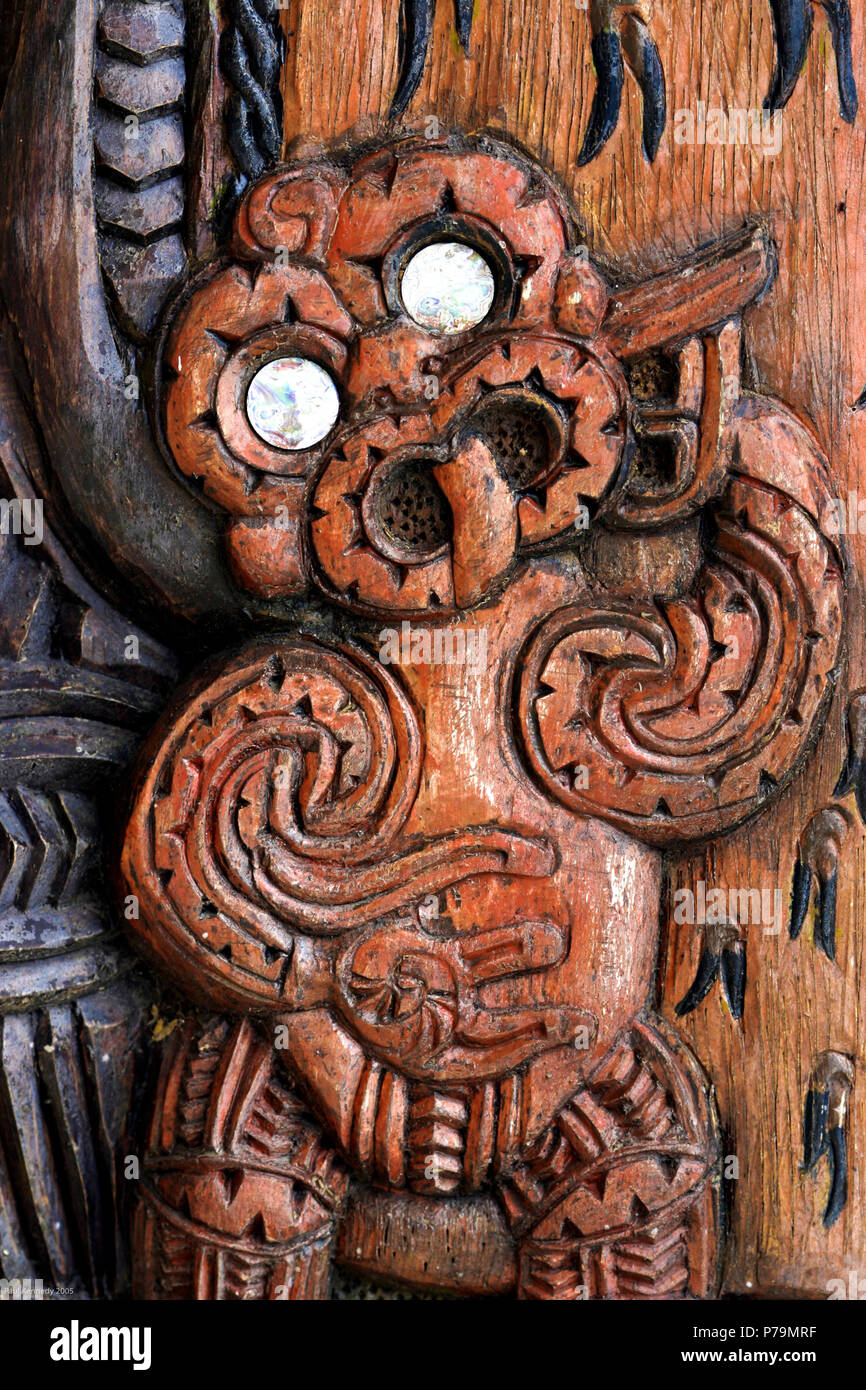 Wooden Maori carving at Marae Stock Photo - Alamy